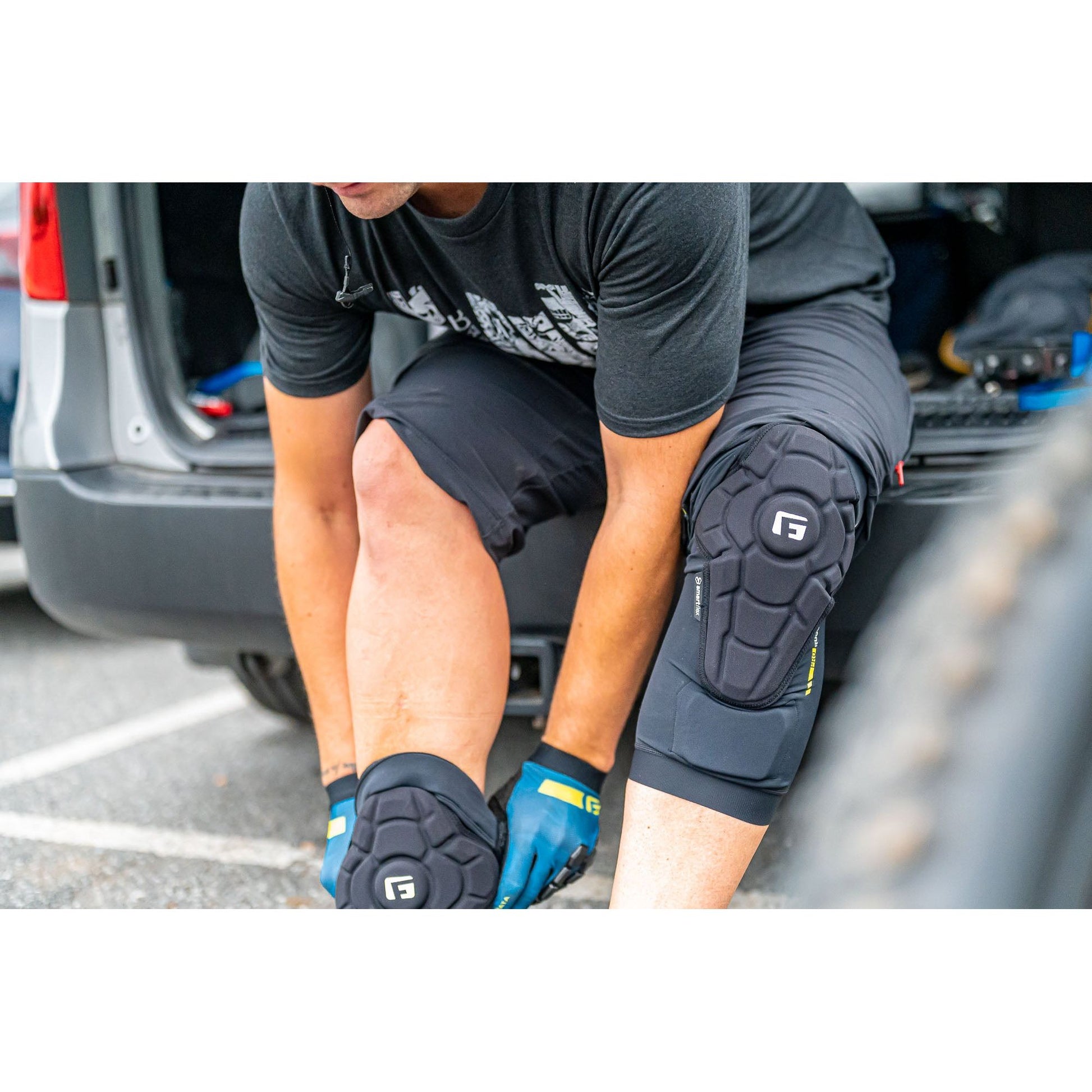 G-Form Pro-Rugged 2 Knee Guards - S - Triple Matte Black | MTB Direct